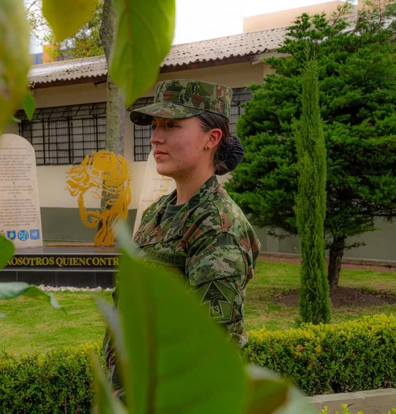 La primera mujer de su familia en prestar el servicio militar ...